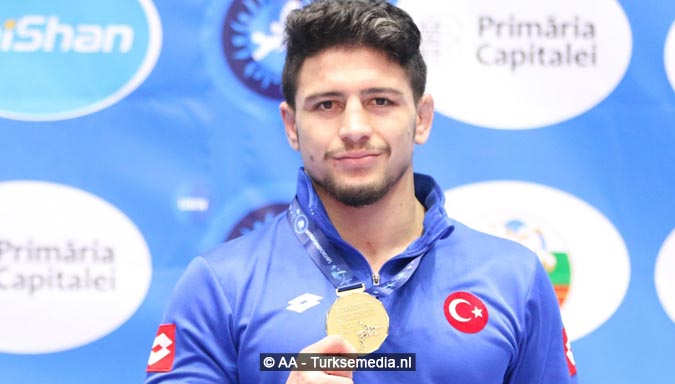 Turkse jonge worstelaar wereldkampioen - Turkse Media - Exclusief Turks ...
