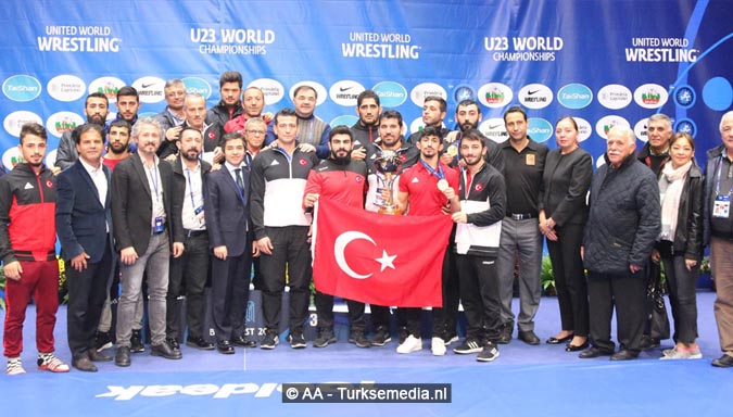 Turkse jonge worstelaar wereldkampioen - Turkse Media - Exclusief Turks ...