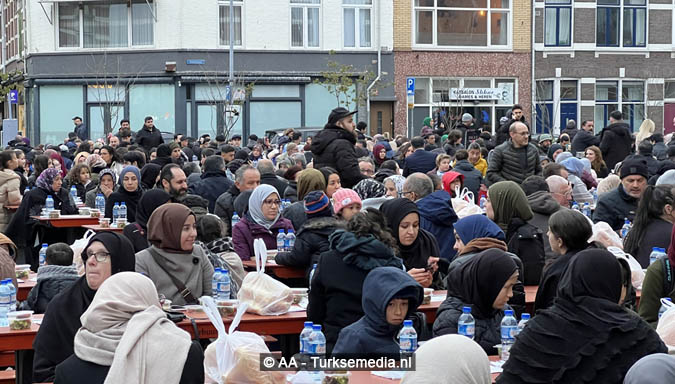 Grote belangstelling voor straatiftar Turkse moskee Utrecht - Turkse ...