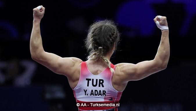 Turkse Yasemin tweede keer wereldkampioen worstelen - Turkse Media ...