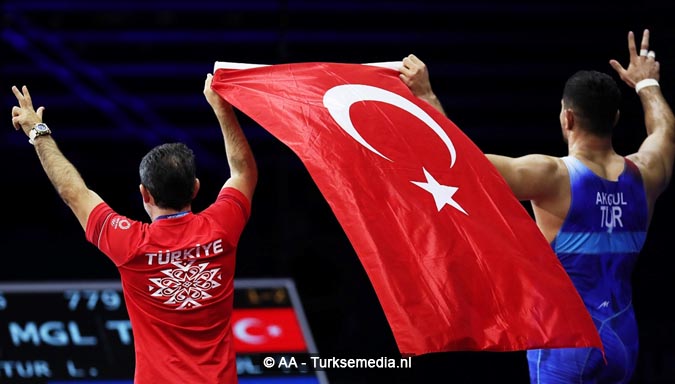 Turkse worstelaar Taha Akgül pakt derde keer wereldtitel - Turkse Media ...