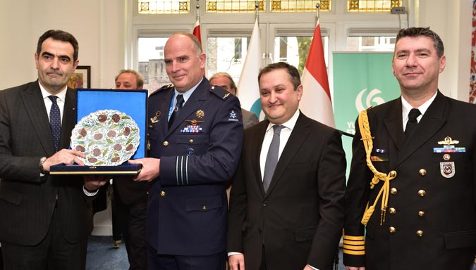 Nederlands USAR-team en Medevac door Turken gepast bedankt in Amsterdam ...