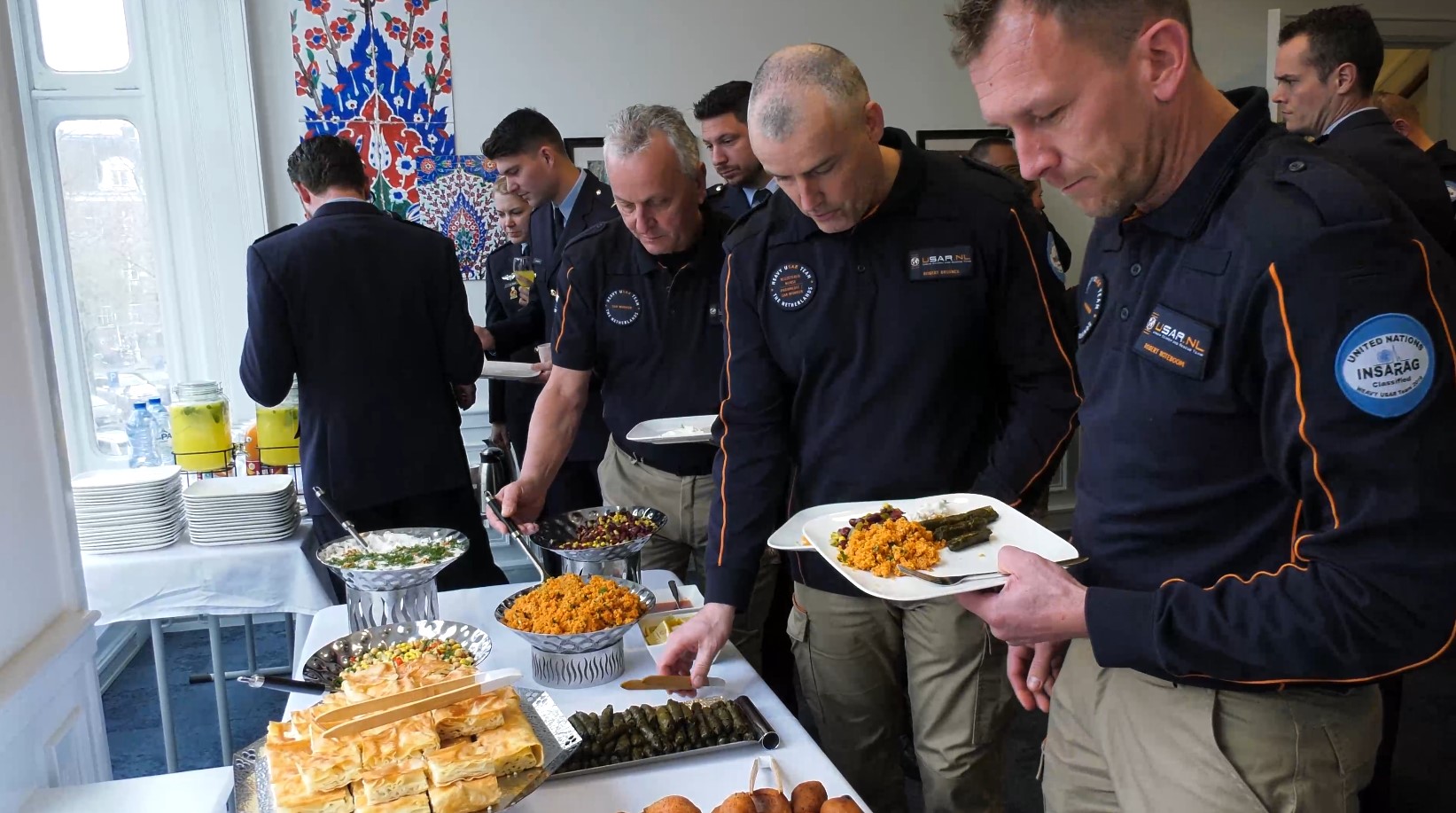 Nederlands USAR-team en Medevac door Turken gepast bedankt in Amsterdam ...