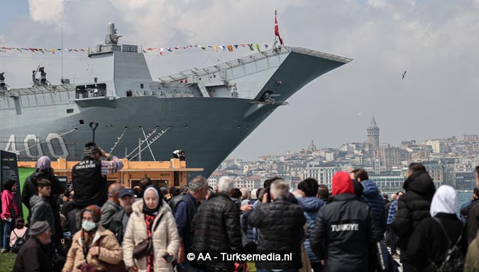 Turken stormen af op zelfgebouwd vliegdekschip TCG Anadolu - Turkse ...