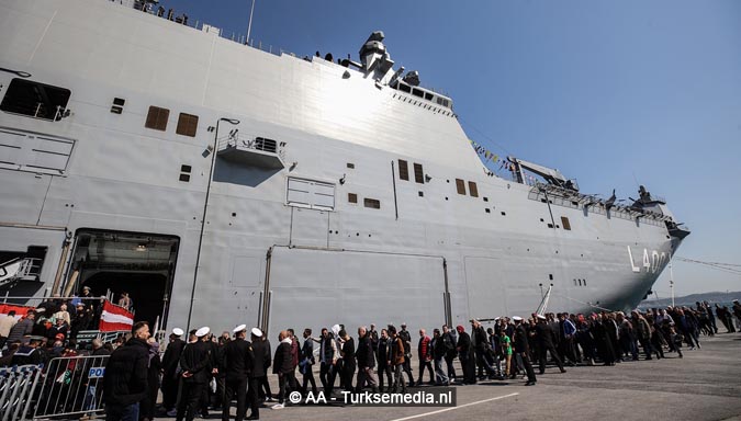 Turken stormen af op zelfgebouwd vliegdekschip TCG Anadolu - Turkse ...